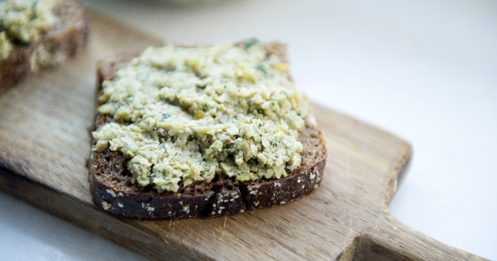 Tapenada z zielonych oliwek z płatkami migdałów i skórką z cytryny